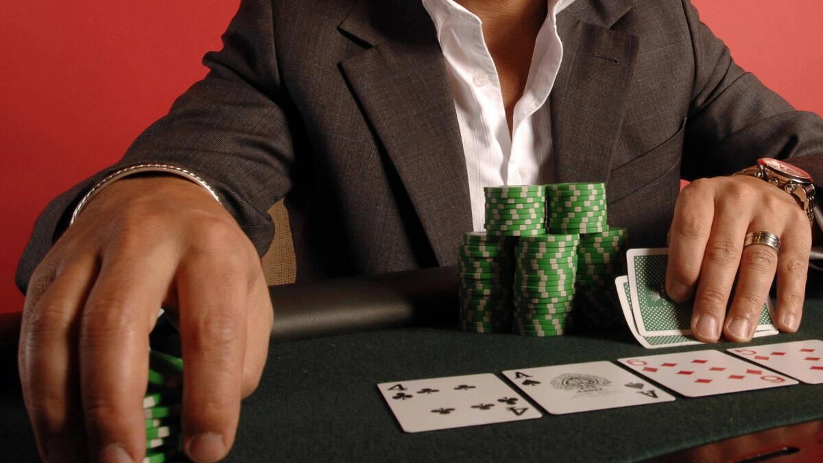 What Is a Straddle in Poker? Rules, Risks & Strategy Guide