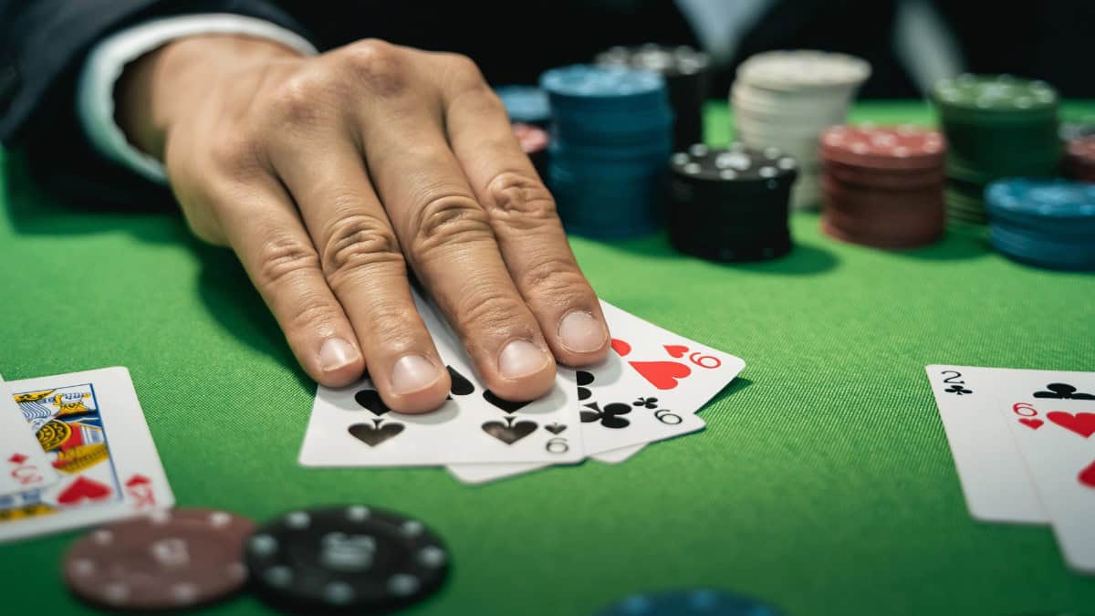 Poker vs Texas Hold'em: Key Differences & Variant Guide